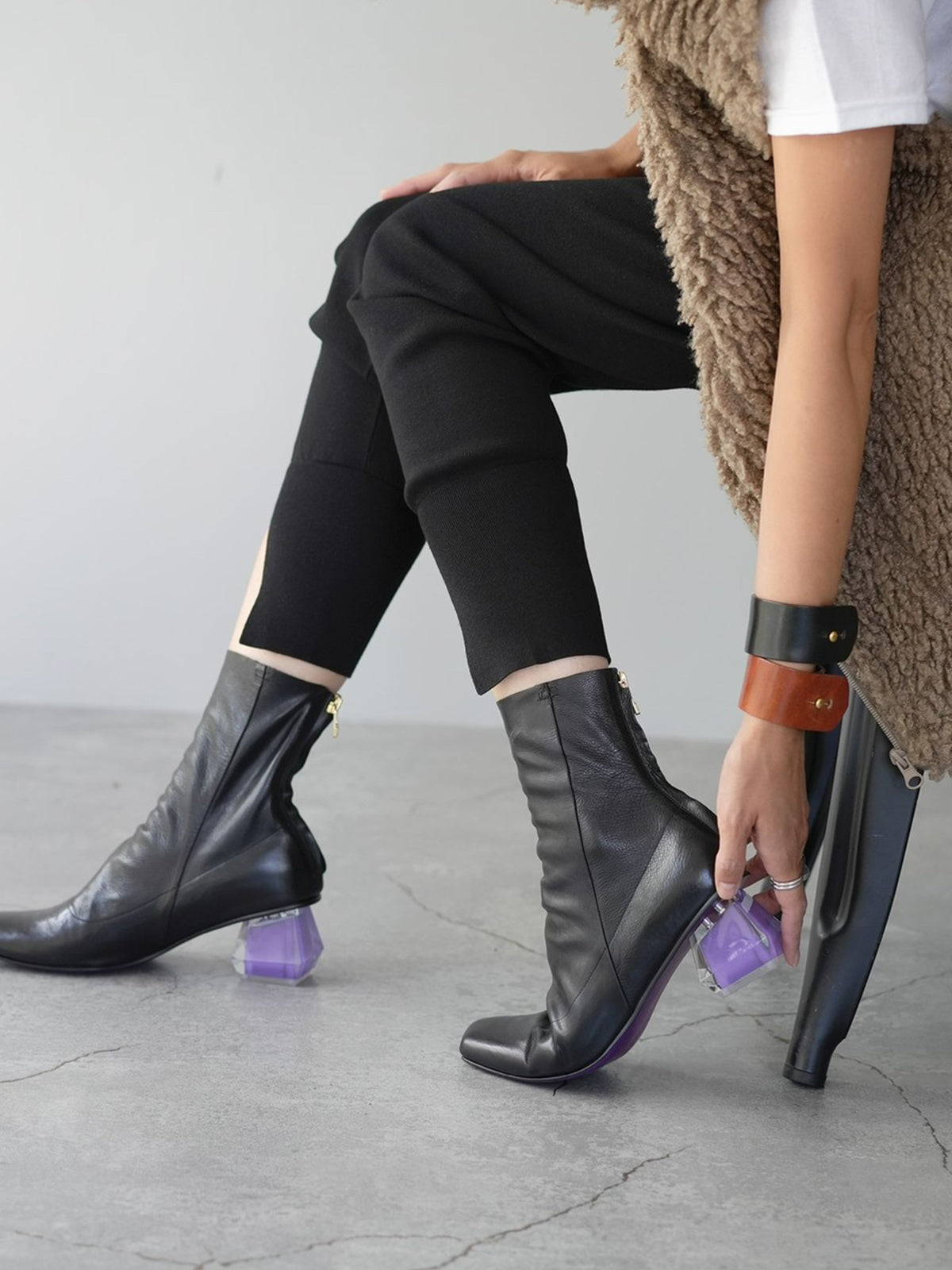 537076 1 piece leather boots